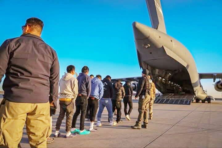INICIARON LOS VUELOS DE DEPORTACIÓN DESDE EL PASO TEXAS | OJINAGA NOTICIAS